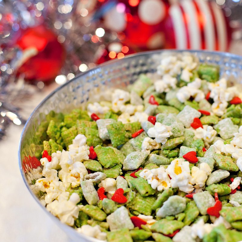 Grinch Inspired Muddy Buddies Snack Mix // Hostess with the Mostess®